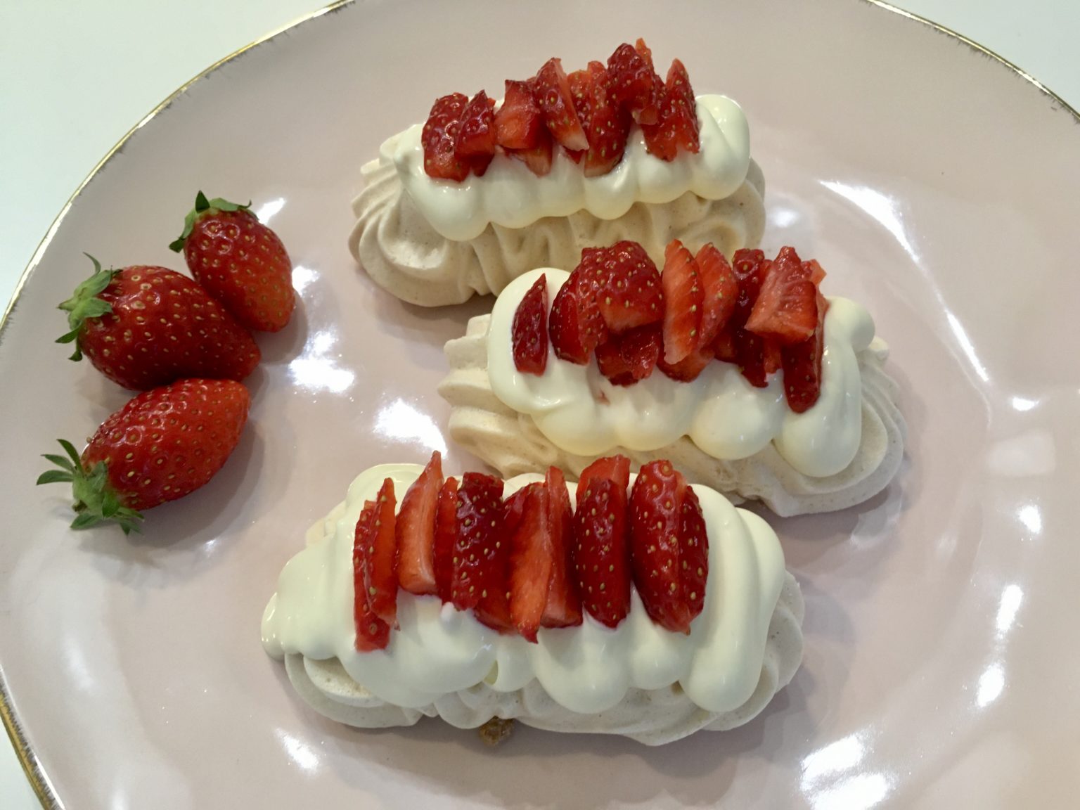 Meringues et crème double de la Gruyère - Suisse - La marmite siffle